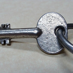 1 Genuine Old Skeleton Key on Old Ring - Etsy