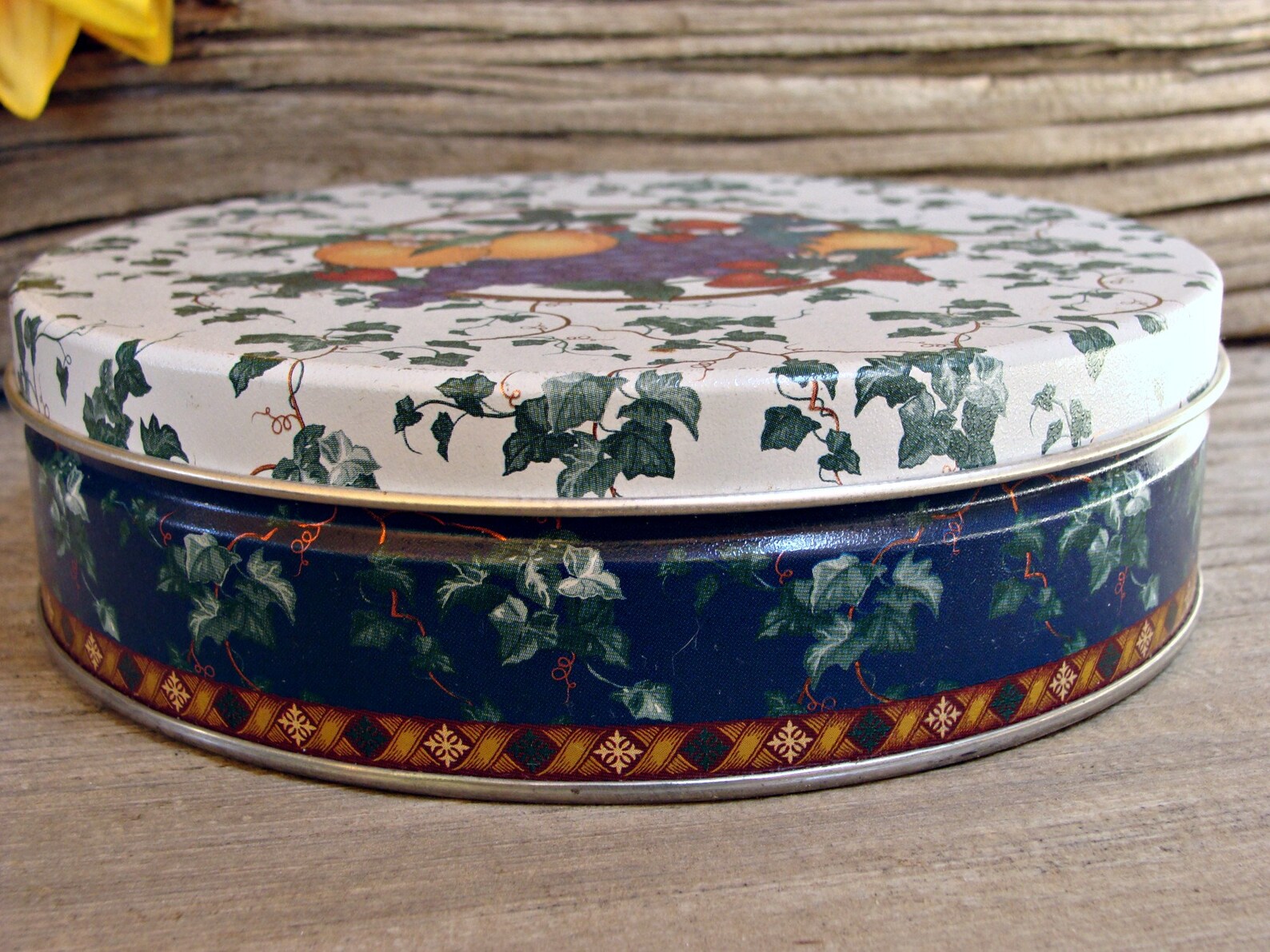 Vintage / Tin / Fruit / Green Ivy / Round / Small / 6 - Etsy