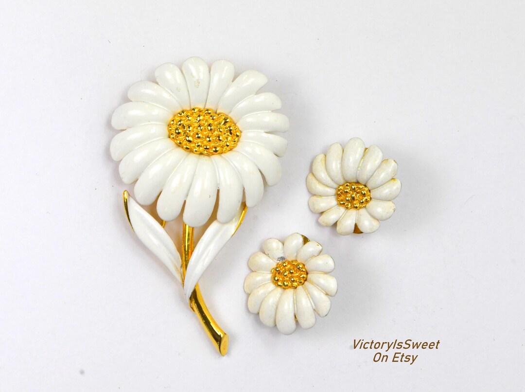 Monet White Enamel Gold Flower Brooch Pin and Earrings Daisy Flower ...