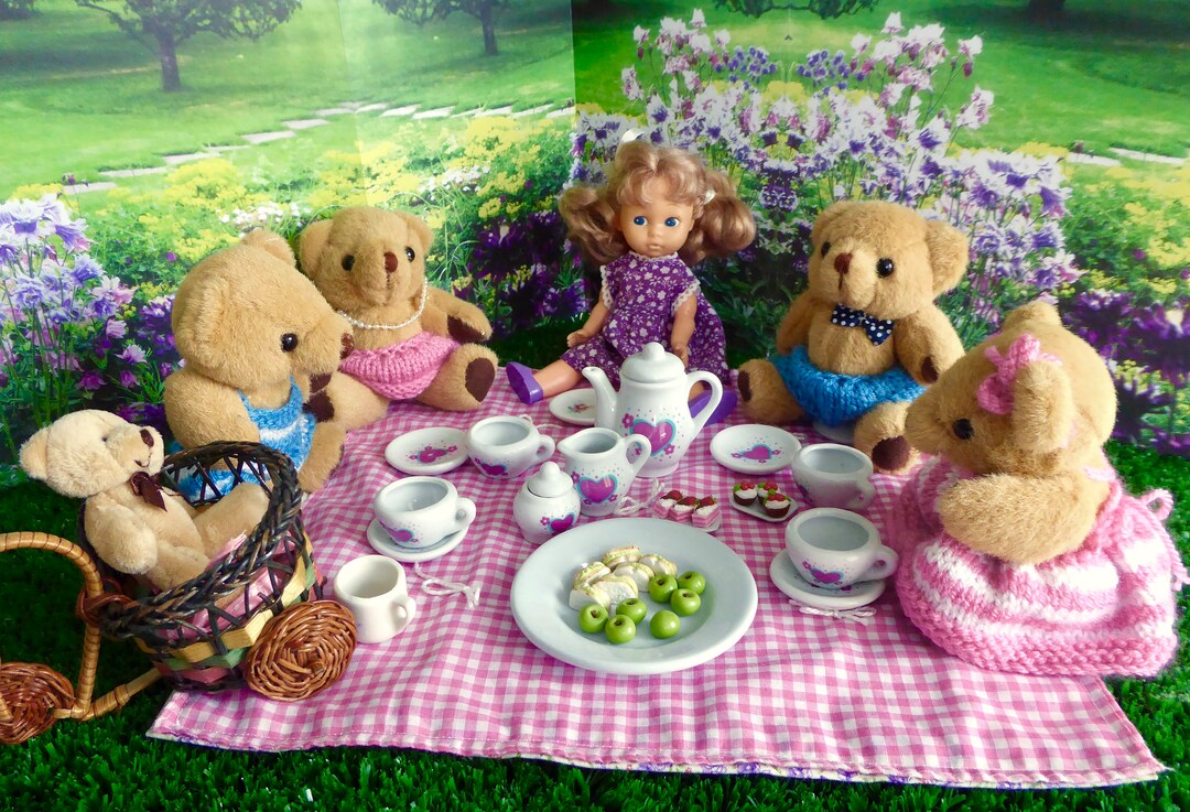 Reduced!! TEDDY BEARS' PICNIC Set With 5 Bears, Teaset, Blanket, Book ...
