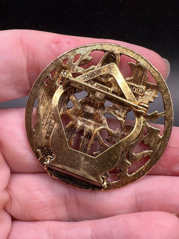 Vintage Heraldic style circular medallion with the f… - Gem