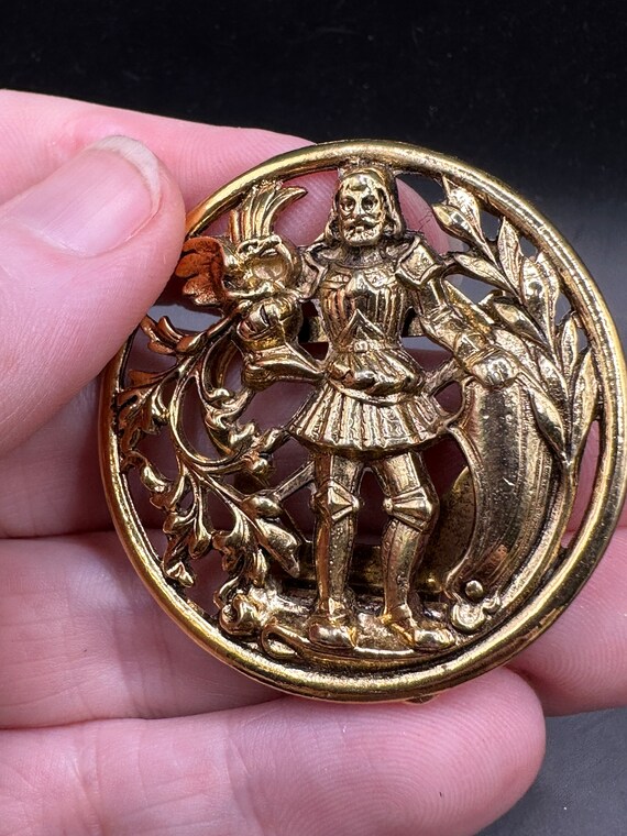 Vintage Heraldic style circular medallion with the f… - Gem