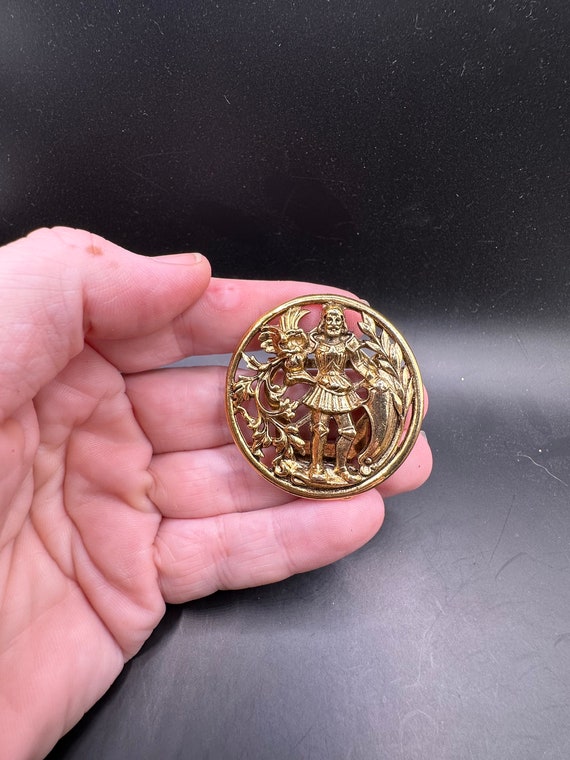 Vintage Heraldic style circular medallion with the f… - Gem