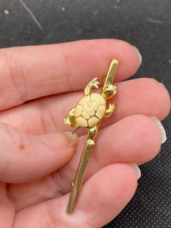 vintage turtle pin by - Gem