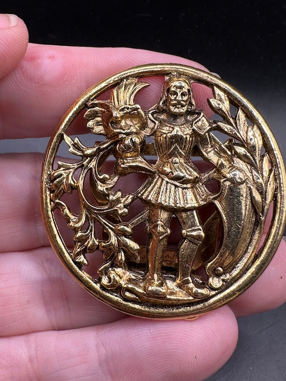 Vintage Heraldic style circular medallion with the f… - Gem