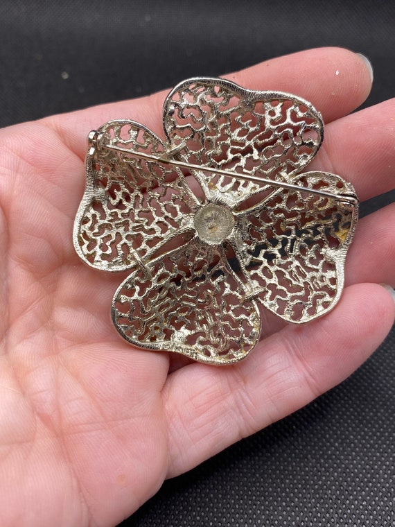Vintage Flower Pin marked Lisner - Gem