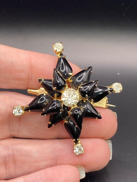 Vintage starburst flower pin - Gem