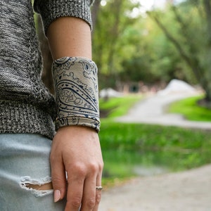 Hidden Wallet Beige Wrist Wallet Bracelet Travel Wristlet Wallet Womens ...