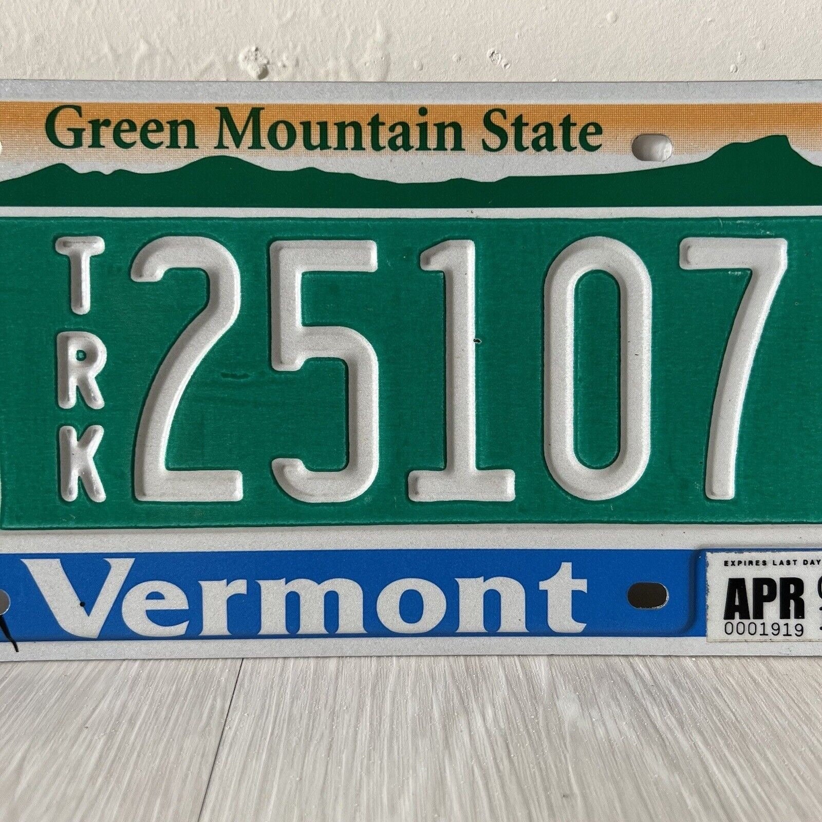 Vintage 2001 Vermont Truck License Plate Peregrine Falcon Bird Green ...