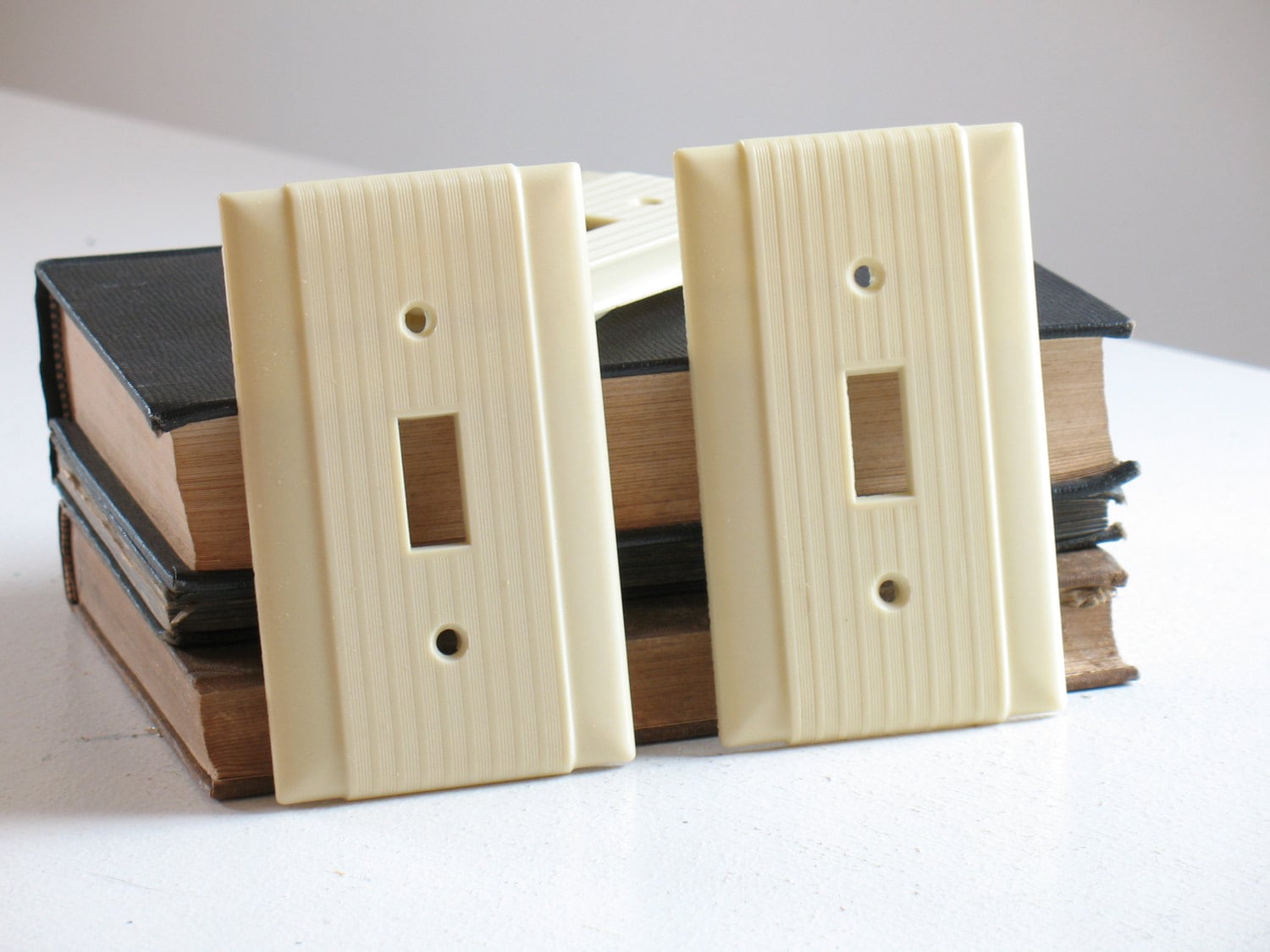 Vintage Switch Plate Covers / White Ivory Cream Art Deco Single Light ...