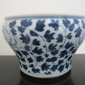 CHINESE Qing Dynasty Blue & White Porcelain FLOWER Vines Cache Spittoon ...