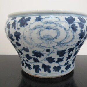 CHINESE Qing Dynasty Blue & White Porcelain FLOWER Vines Cache Spittoon ...