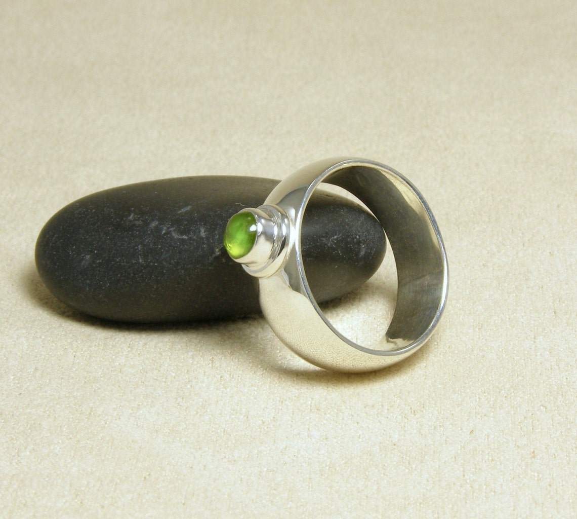 Minimalist Modern Peridot Ring ~ Wide Band ~ Bezel Set - Etsy