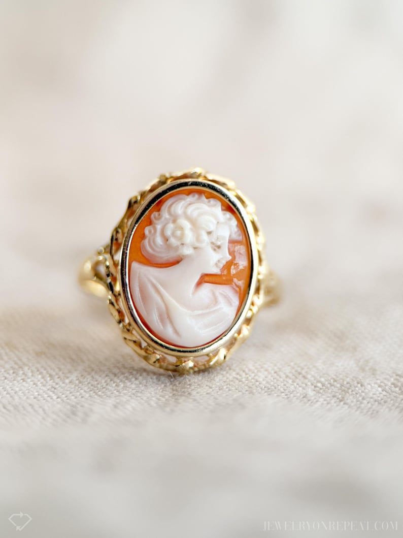 Vintage 1940s Cameo Gemstone Ring in 14k Gold - Timeless Sustainability ...