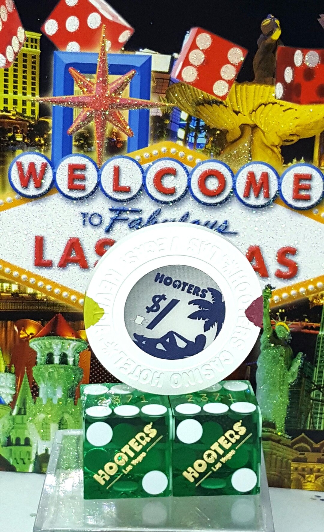 Rare Hooters Las Vegas Green Dice & House Chip Hooters Crapstable Dice ...