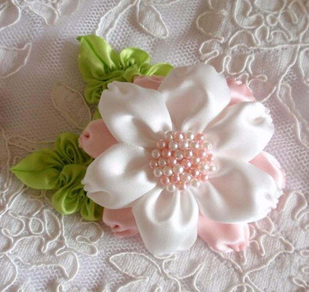 Ruban à la main Ruban fleur Roses Satin Flower In Off White et Lt Pink ...