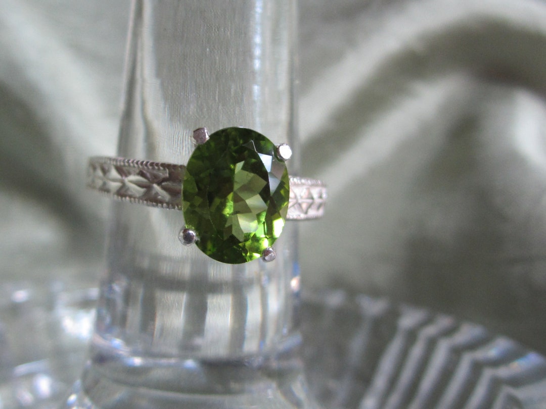 Oval Parrot Green Peridot Ring - Etsy
