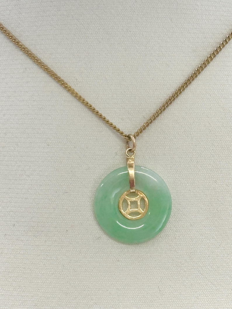 14K Yellow Gold and Jade Circle Pendant - Etsy