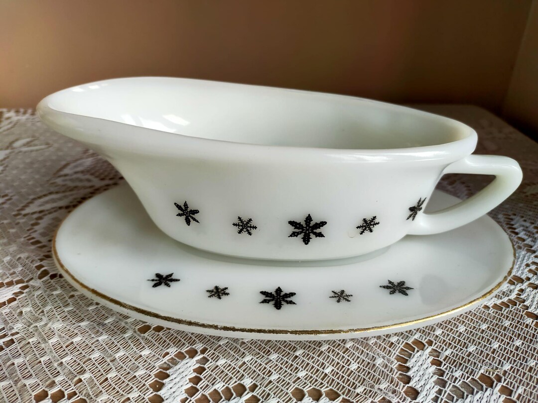 Pyrex Gravy Boat With Snowflake / Gaiety Design. Made in England by JAJ ...