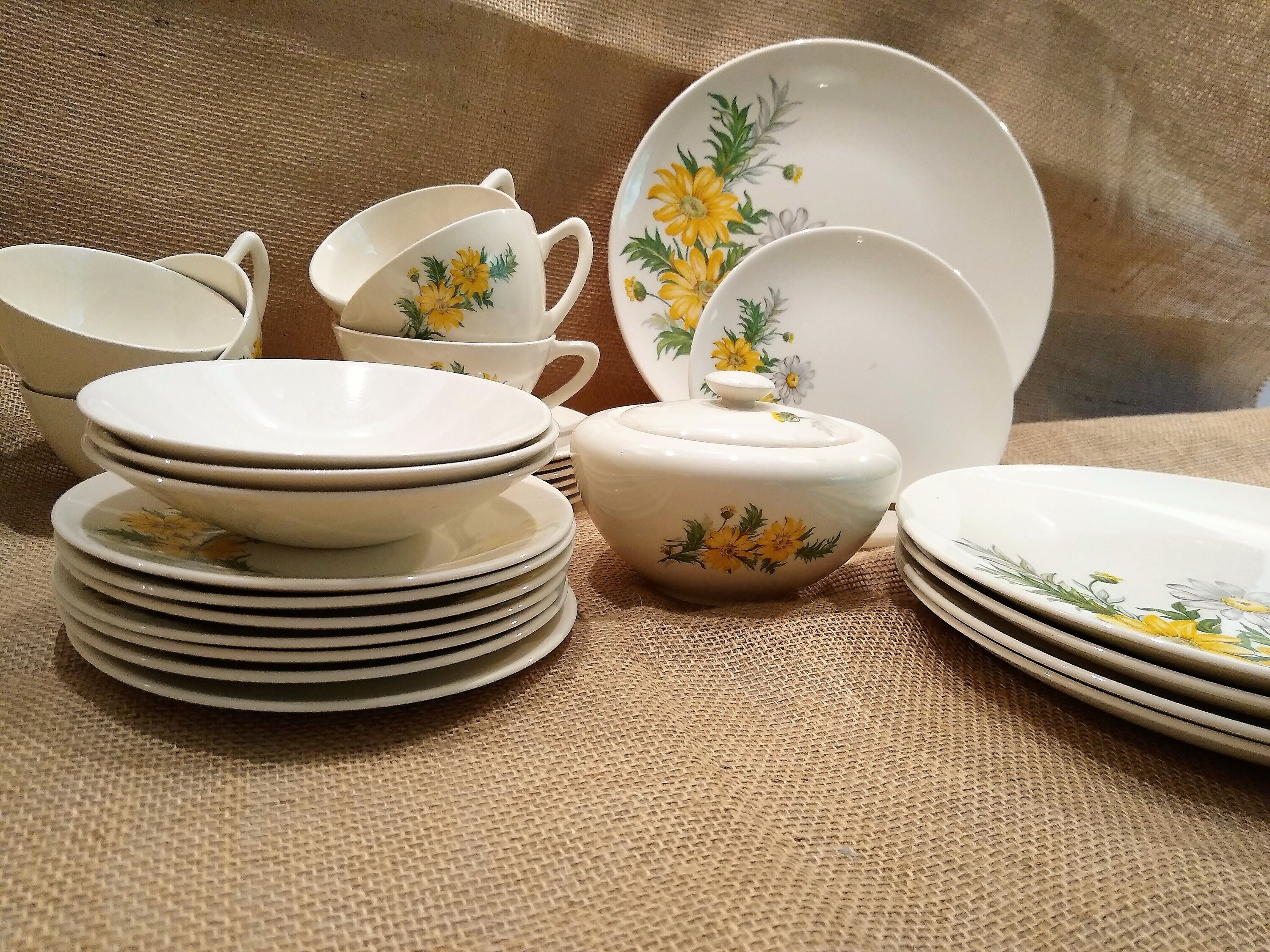 Home & Living Yellow & White Flower Pattern Dinnerware Gold Trim Mid ...