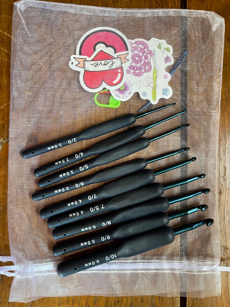 Ergonomic Crochet Hook Set: Amigurumi Sized, Soft Grip, Beginner ...