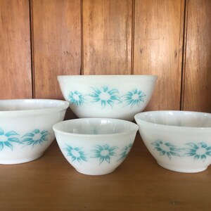 Rare Vintage Agee Pyrex Australian turquoise Flannel Flowers Nesting ...