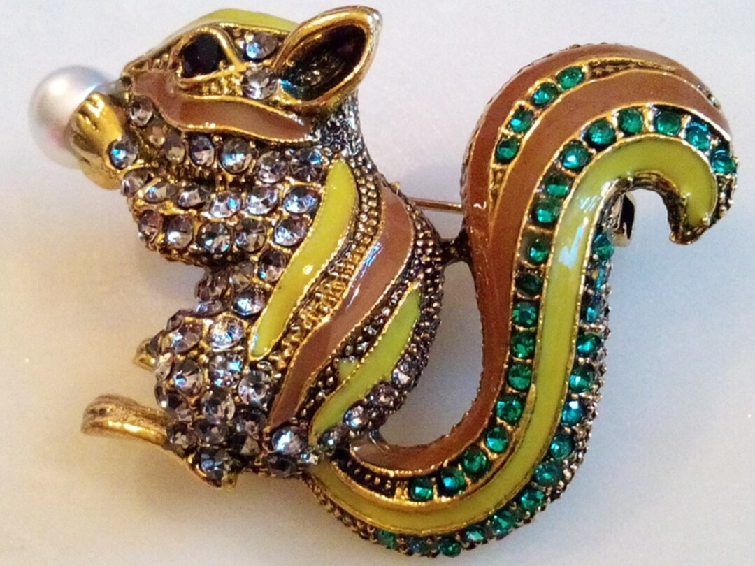 ADORABLE SQUIRREL BROOCH Figural, Animal, Pin/accessory. Luminous White ...