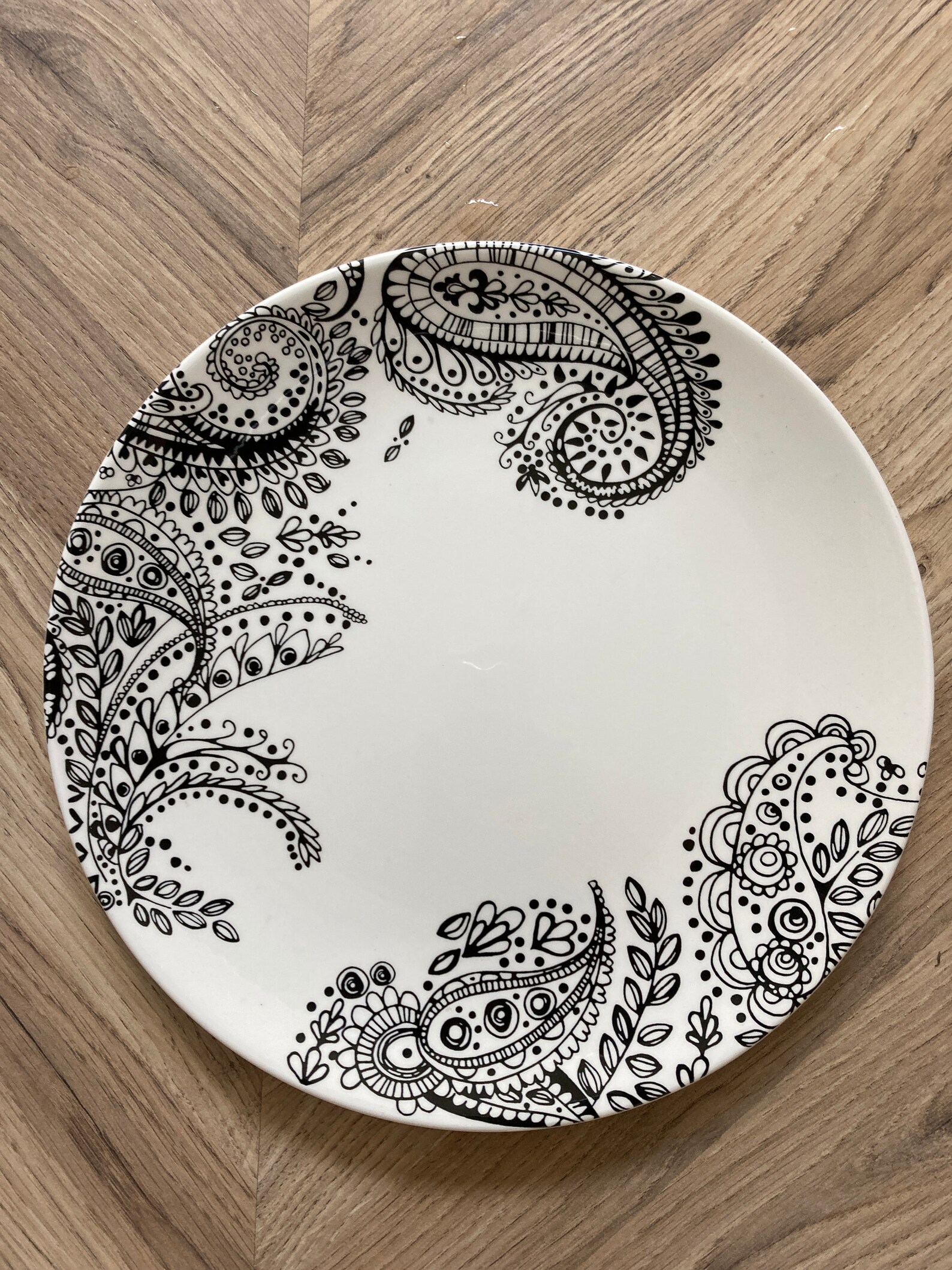 Paisley Dinner Plate - Beautiful Dinner Plates With an Elegant Black ...