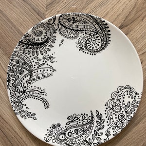 Paisley Dinner Plate - Beautiful Dinner Plates With an Elegant Black ...
