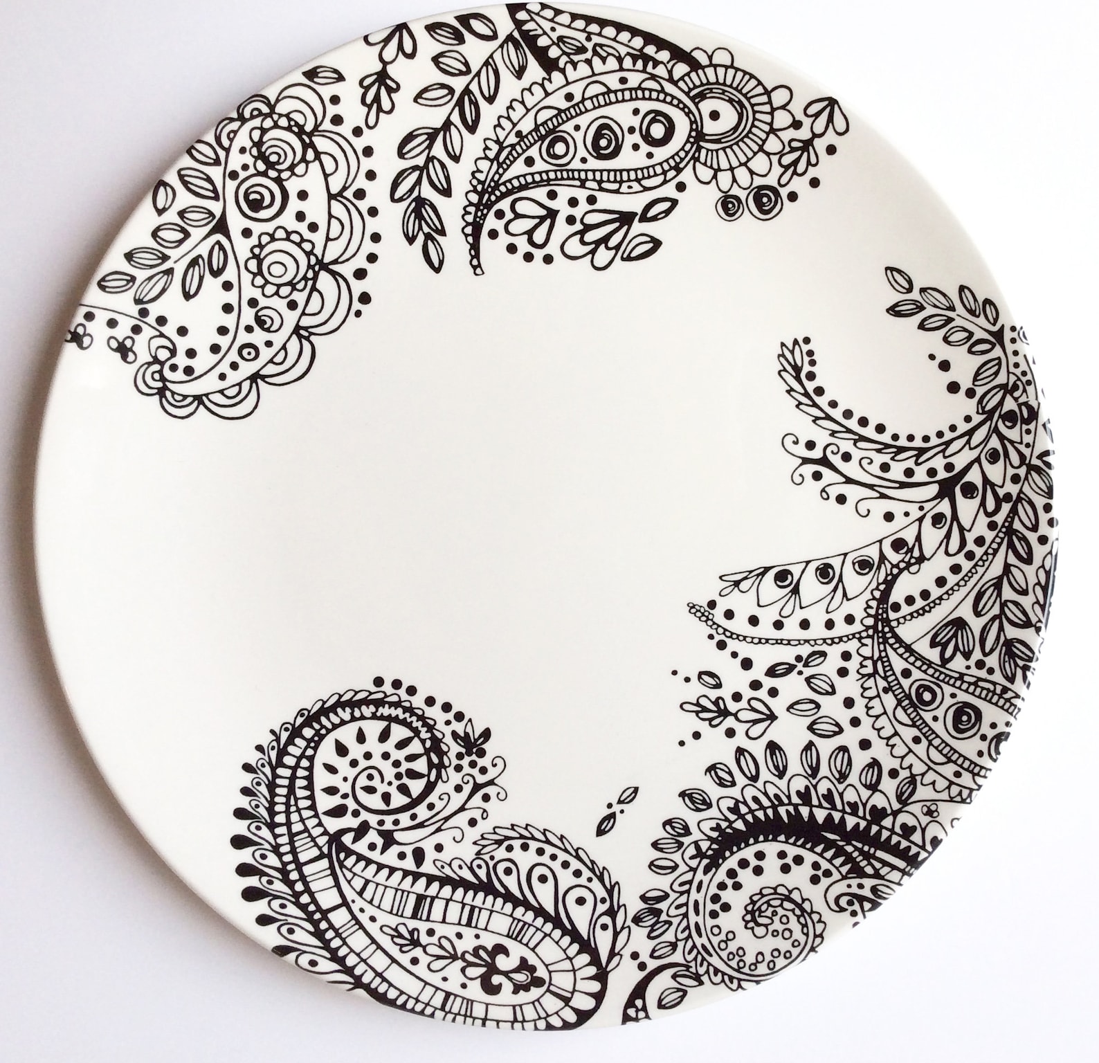 Paisley Dinner Plate - Beautiful Dinner Plates With an Elegant Black ...