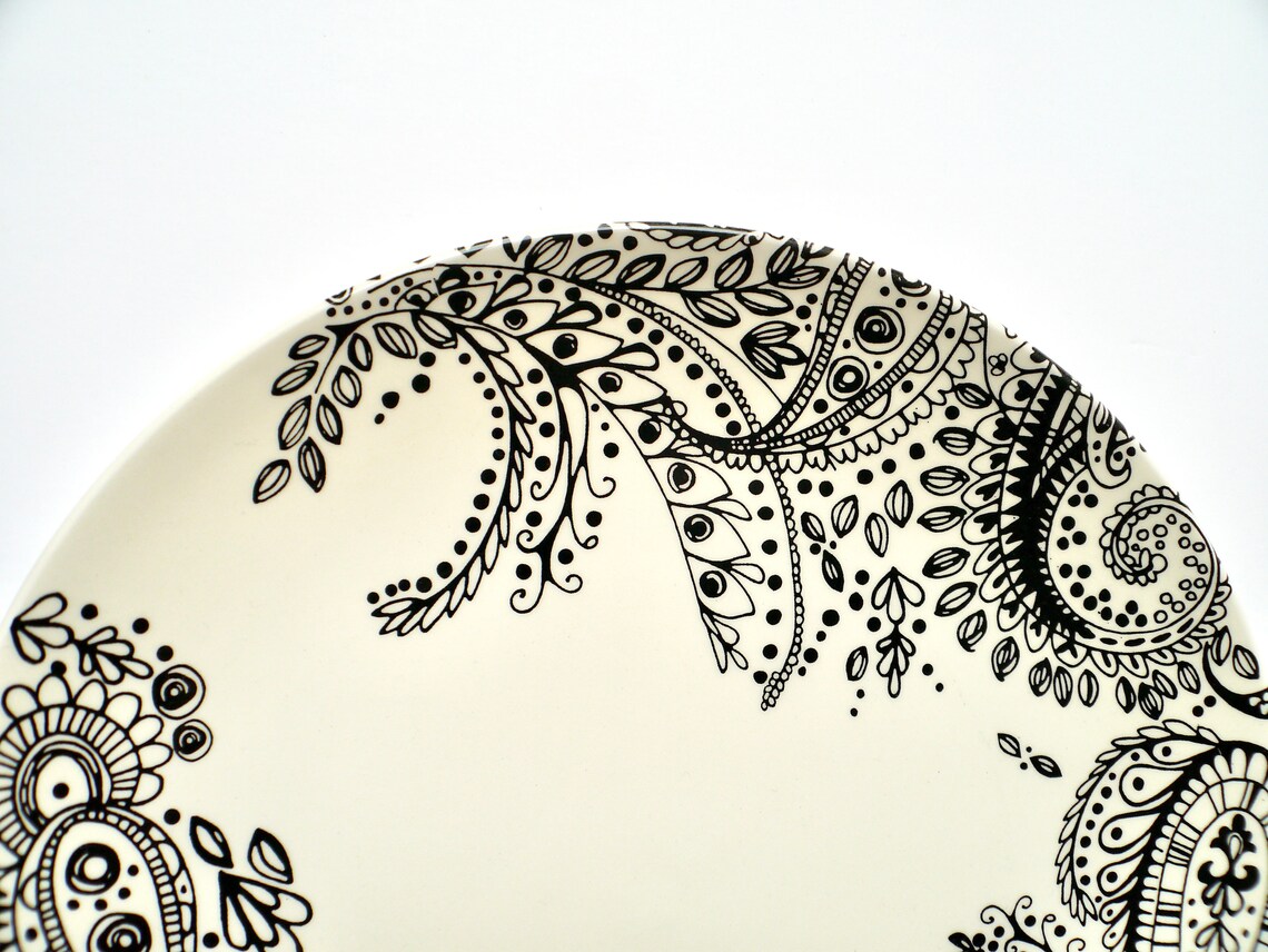 Paisley Dinner Plate - Beautiful Dinner Plates With an Elegant Black ...