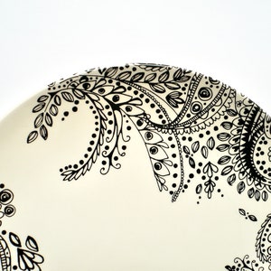 Paisley Dinner Plate - Beautiful Dinner Plates With an Elegant Black ...