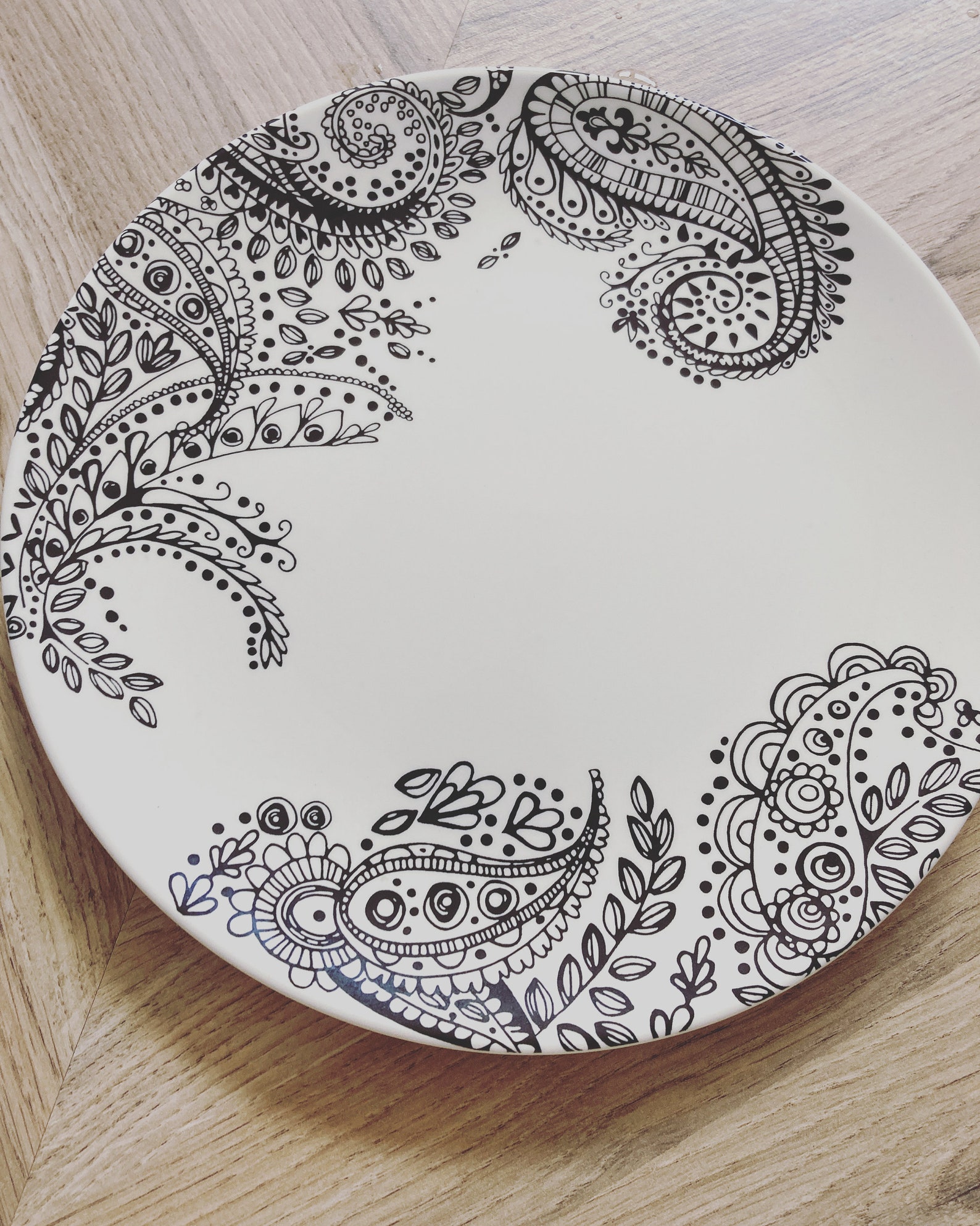 Paisley Dinner Plate - Beautiful Dinner Plates With an Elegant Black ...