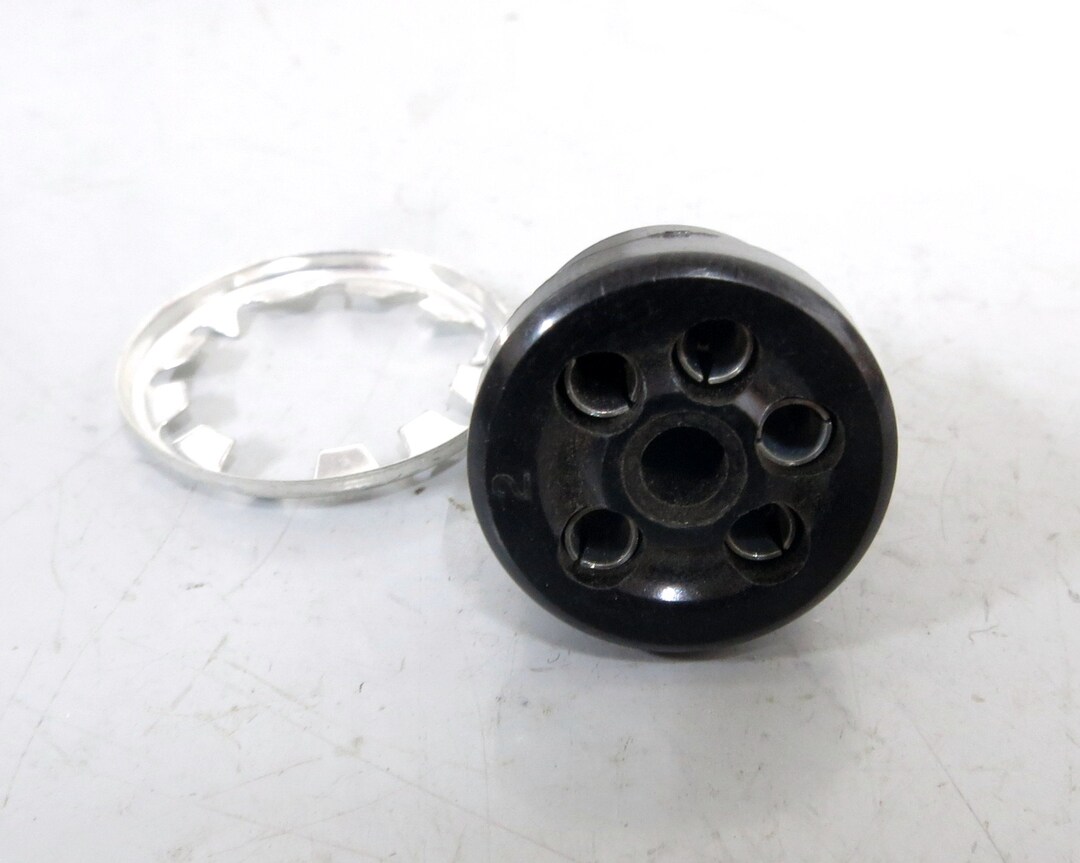 5 Pin Chassis Mount Female - Stax Electrostatic Earspeakers ...