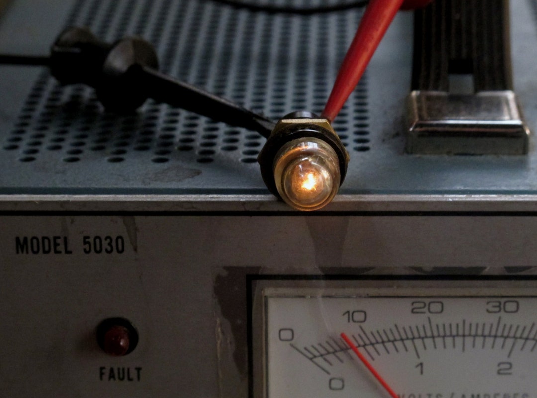 Drake Miniature Pilot Light Assembly With Tiny Incandescent Bulb LH73/1 ...