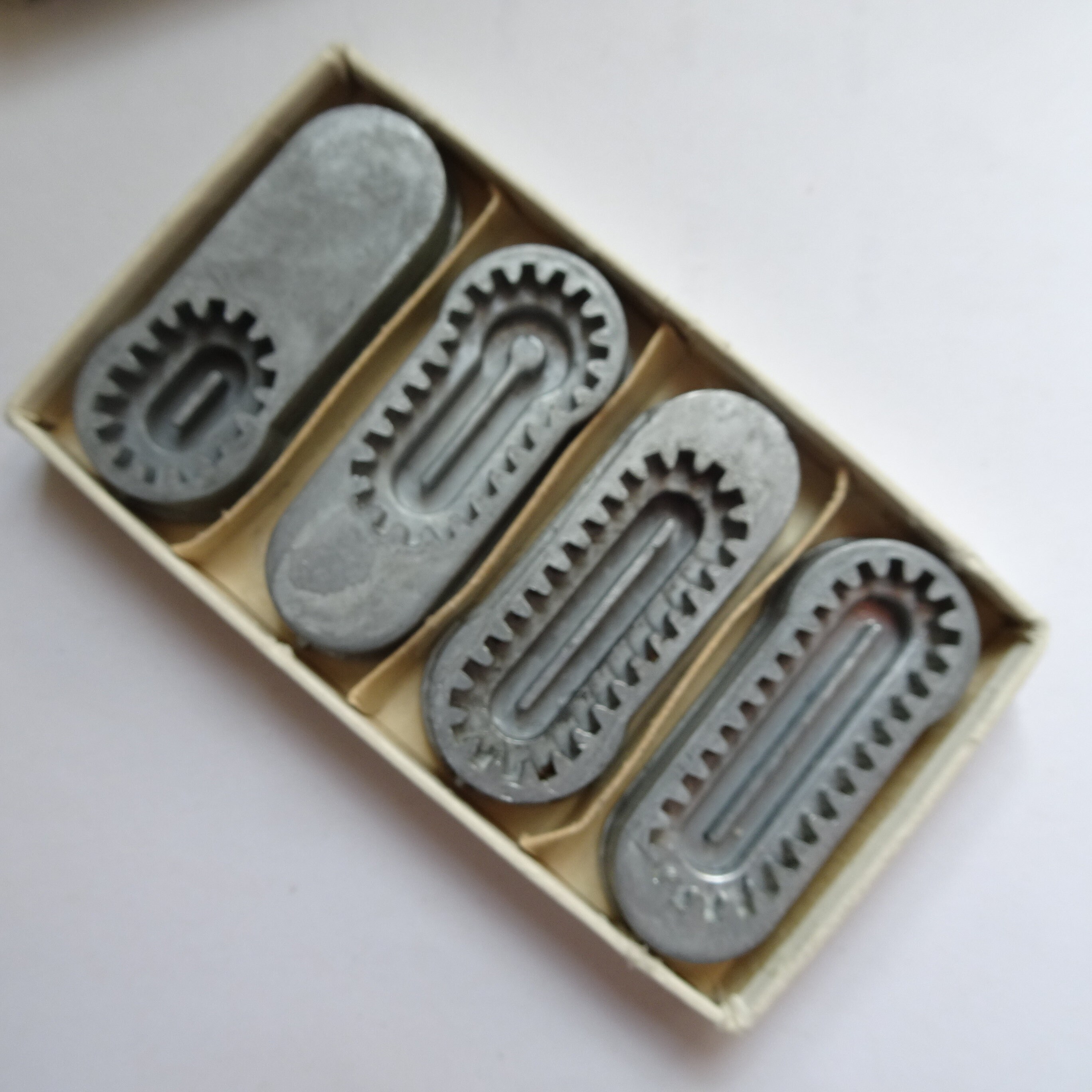 VINTAGE 1940s SINGER Sewing Machine Buttonholer Part 160506 Templates ...