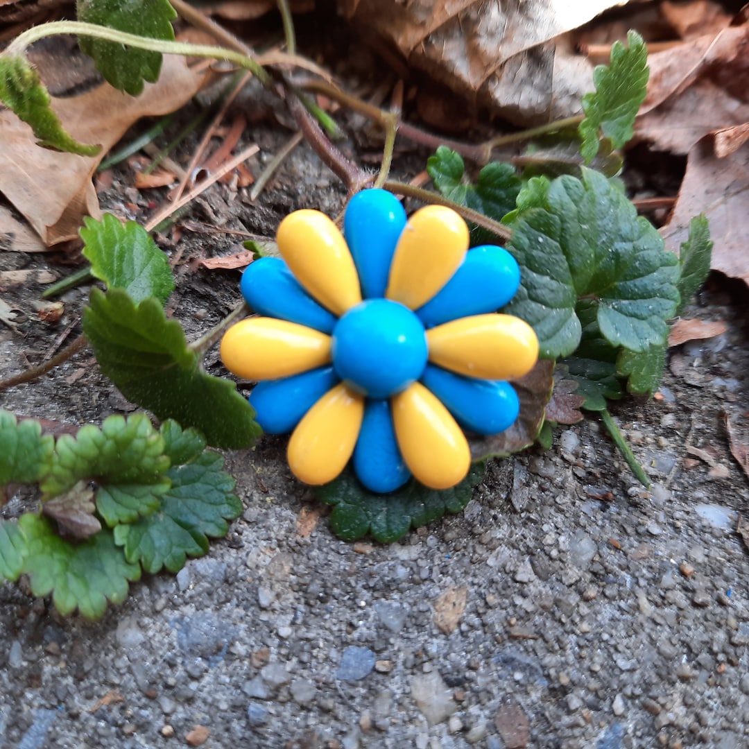 Tiny Mini Daisy Blue and Yellow Pin 1 Inch Enamel Flower Brooch or Tie ...
