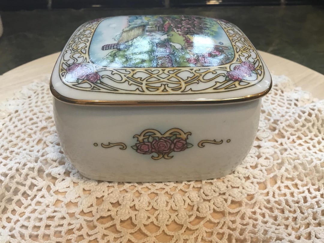 Vintage Heritage House Fine Porcelain Music Box Valentine Serenade Star ...