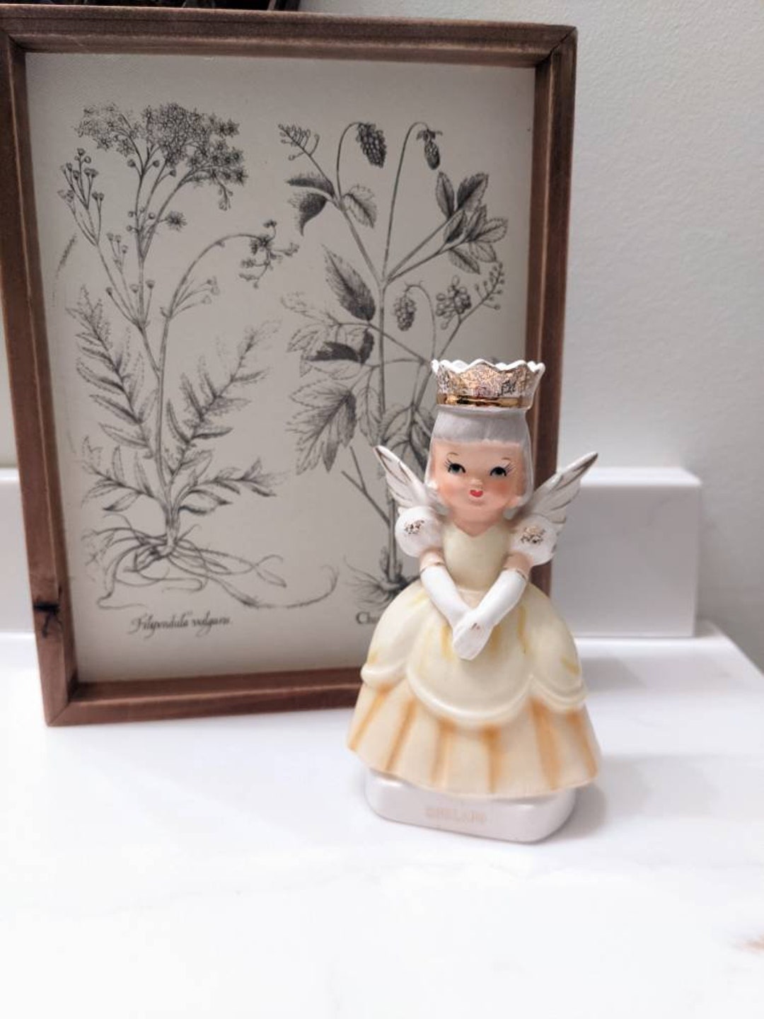 Fine A Quality - England Angel Mimics the Queen - She Wears a Beautiful ...