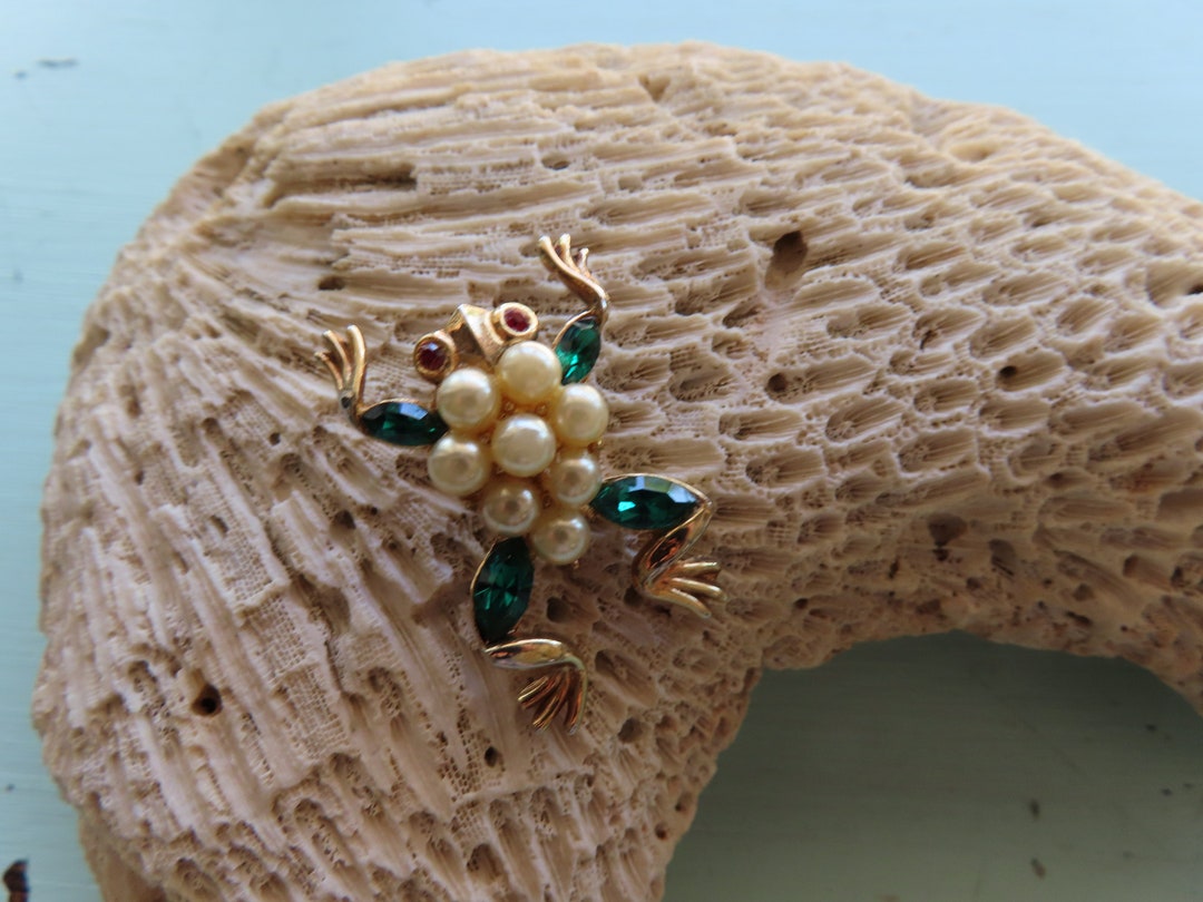 A Vintage Trifari Frog PAT PEND Faux Pearl Green Glass Red Eyes Brooch ...