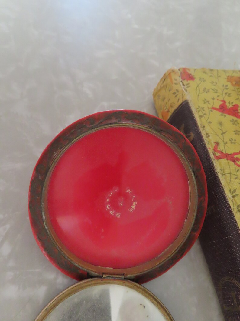 A Vintage Antique Red Composite Plastic Makeup Powder Rouge Compact ...