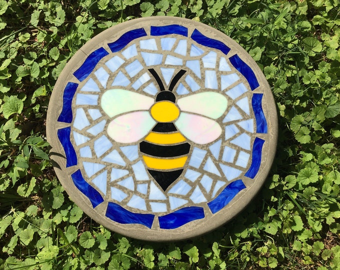 Honey Bee Stepping Stone - 14 Inch Round Mosaic Yard and Garden Art ...