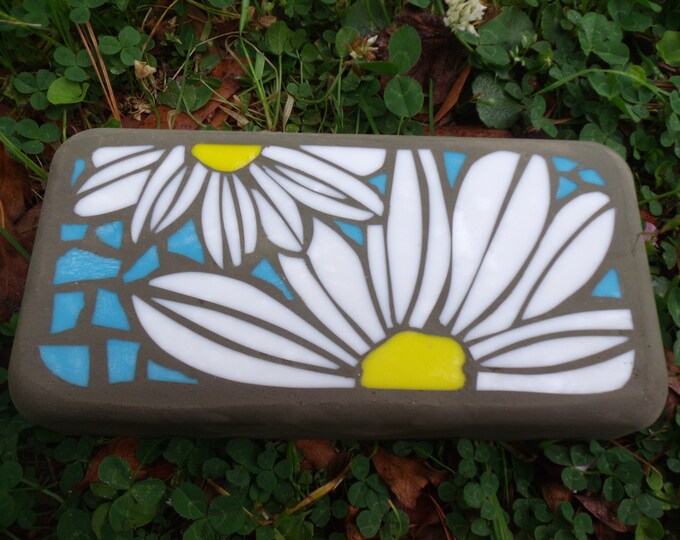Daisy Brick Stained Glass Mosaic Stepping Stone - 3 1/2" X 7 1/2 ...