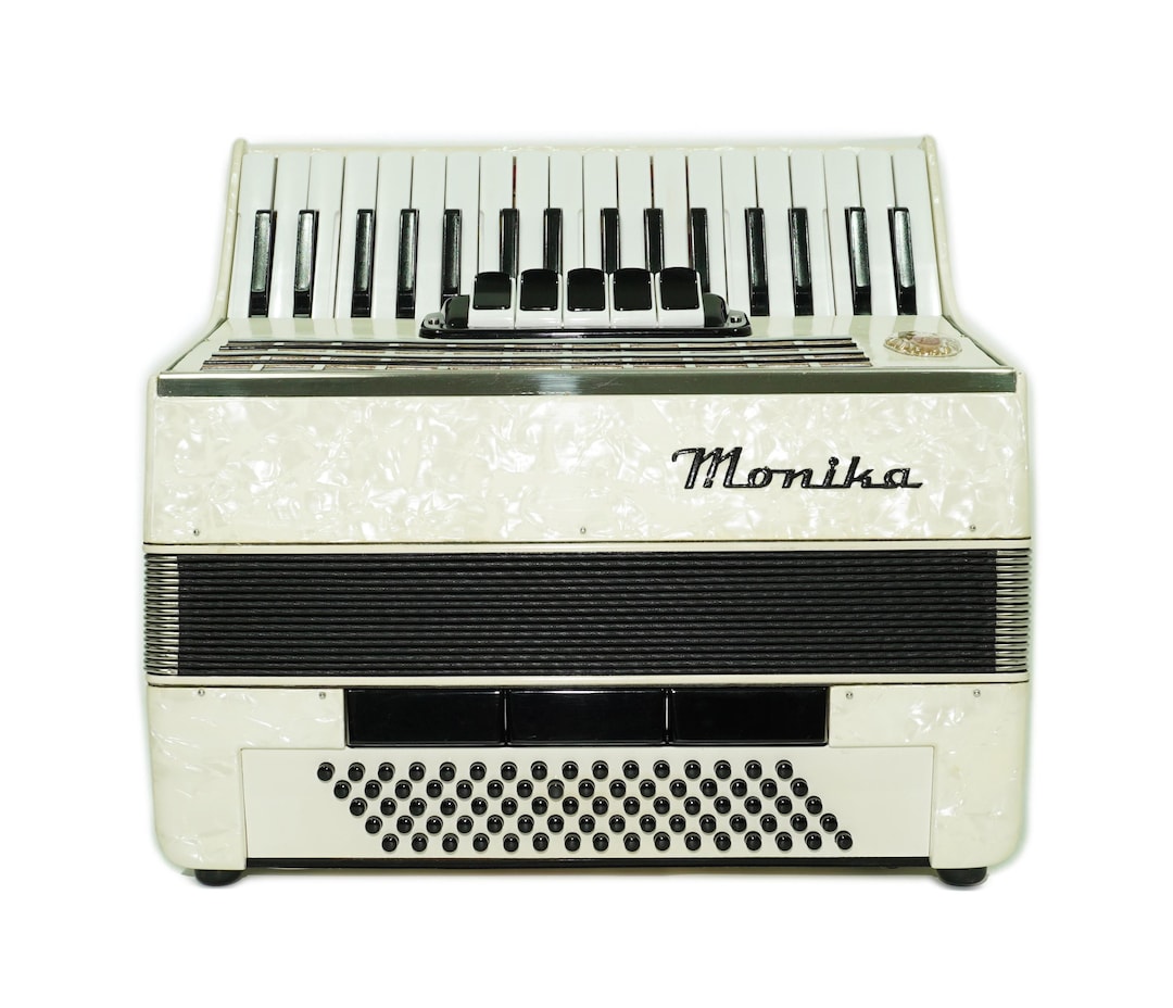 German Piano Accordion 80 Bass Monika, New Straps and Soft Case for ...
