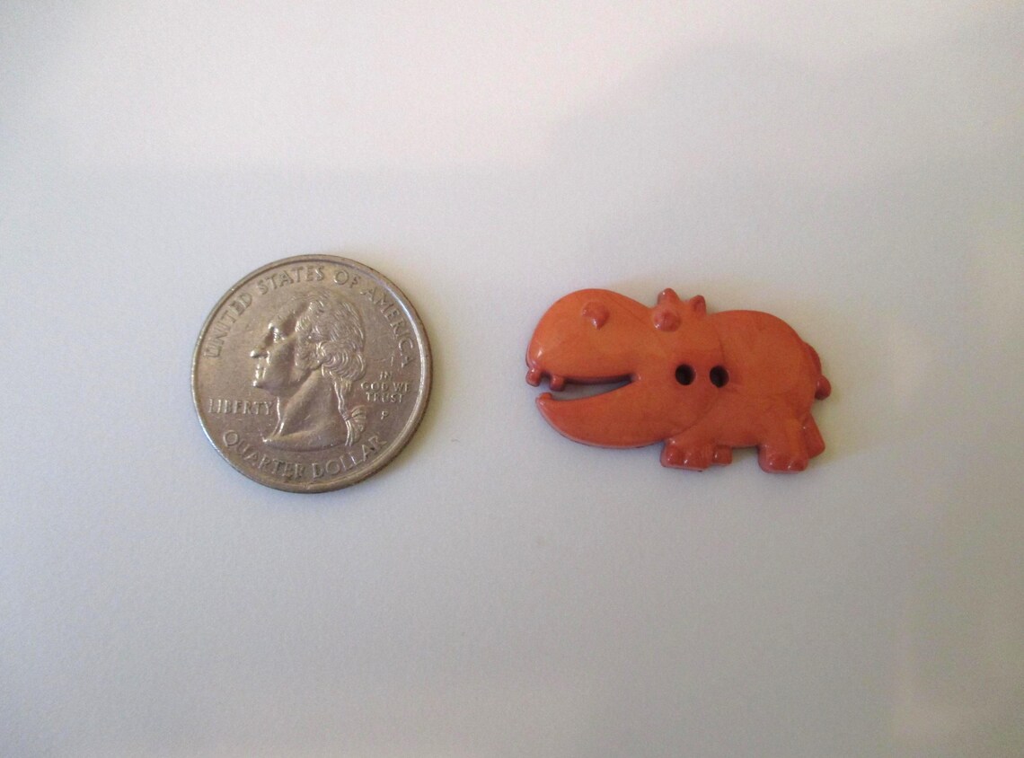 7 Vintage Animal Buttons, Plastic 2 Hole Buttons, Elephants, Giraffes ...