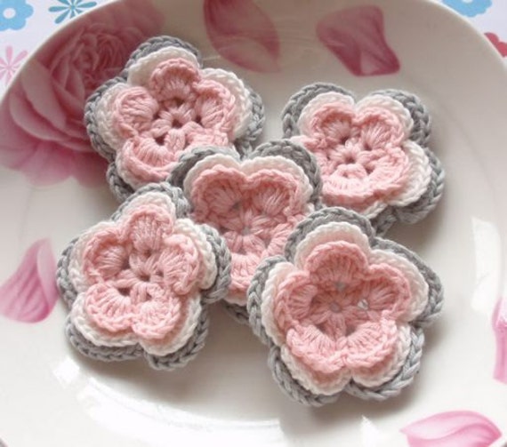 5 Crochet Flowers In Lt pink Off white Lt gray YH-035-01 | Etsy