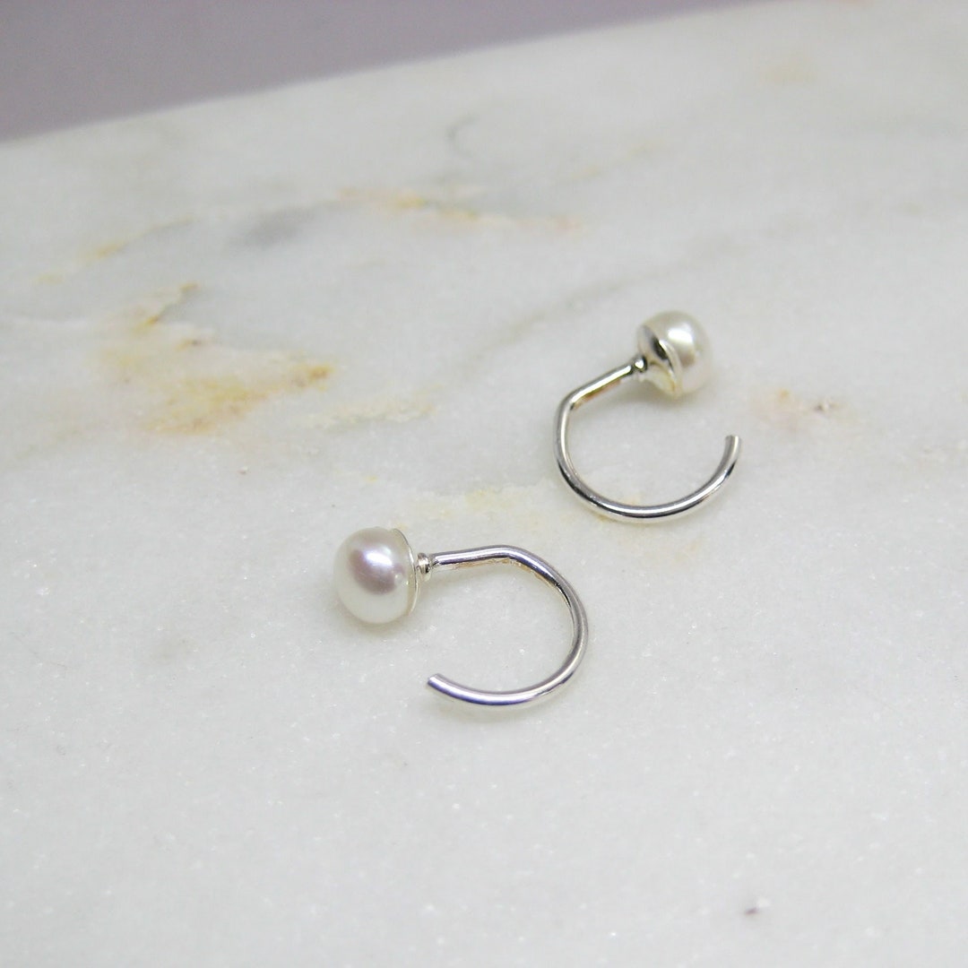 Aros Huggie con perlas de agua dulce. Delicados aros Huggie. Aros pequeños abiertos hechos a ...