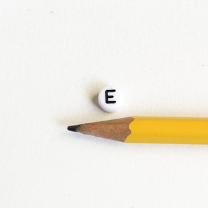 Letter E Plastic Alphabet Beads, White With Black Initial, 7mm X 3.5mm ...