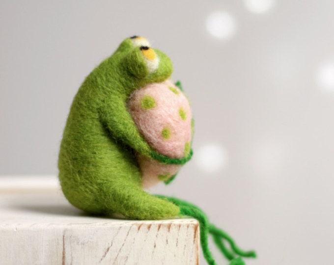 Needle Felted Frog Little Needle Felt Green Frog With A Pink Heart ...