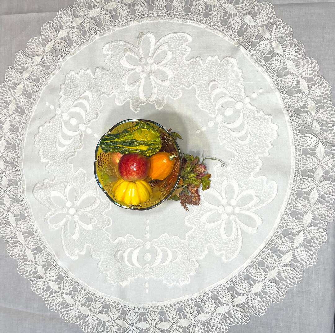 1900s Edwardian Round White Linen Table Cloth With Intricate Lace Edge ...